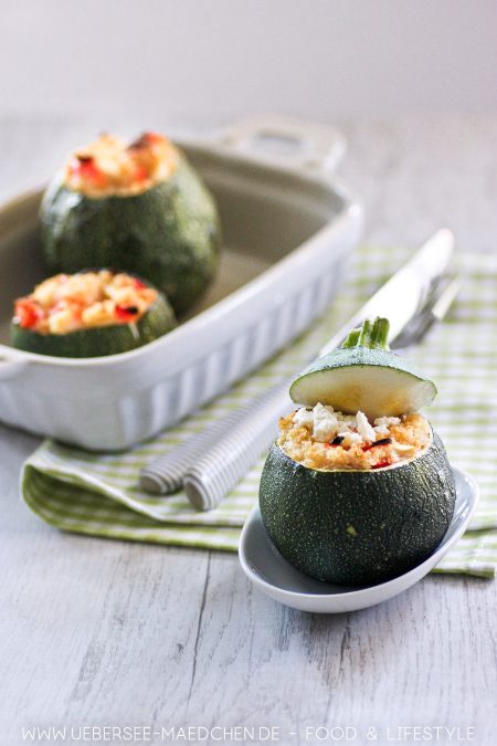 Gefüllte runde Zucchini mit Quinoa, Gemüse & Feta