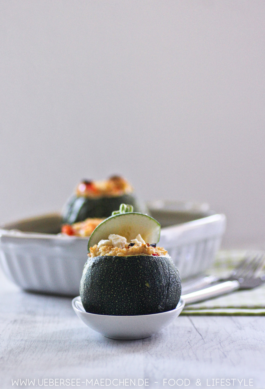 Gefüllte runde Zucchini mit Quinoa, Gemüse & Feta